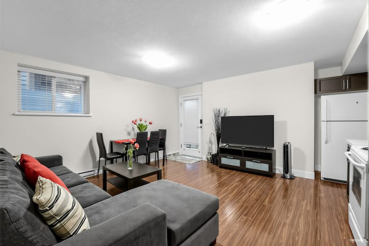 Cozy 2-bedroom Suite Near White Rock - White Rock
