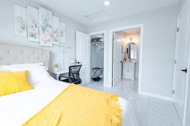 Bright Private Suite • Kitchen+ac+wd/patio+parking - San Diego, CA
