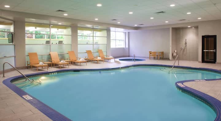 Modern 2 Separate Hotel Suites W/ Breakfast - Bellevue, WA