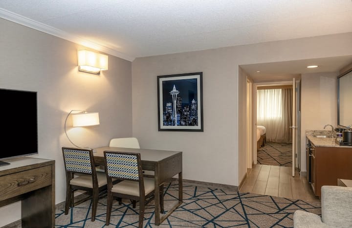 Modern 3 Separate Hotel Suites W/ Breakfast - 貝爾維尤