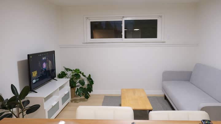 Newly Renovated Sunny 2br Basement | Private Entry - Shoreline