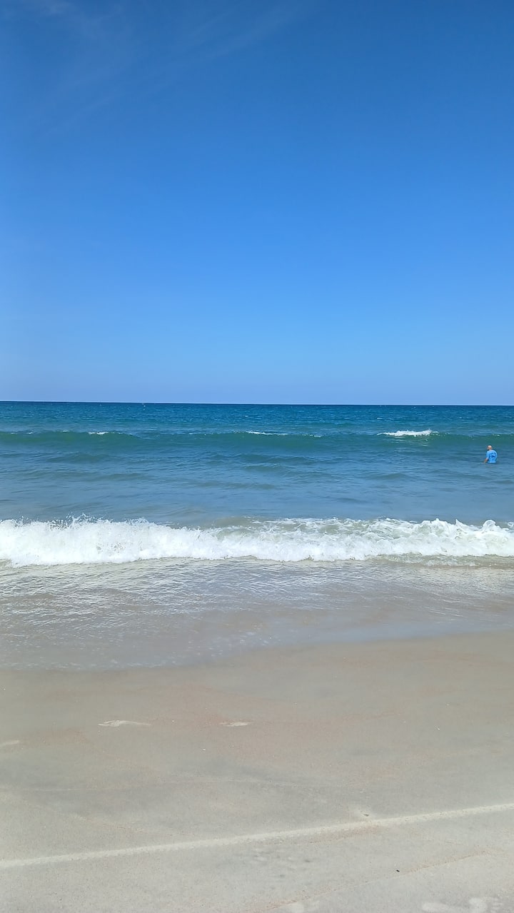 Ocean Front Studio Stunning Views Wbalcony Daytona - Daytona Beach, FL