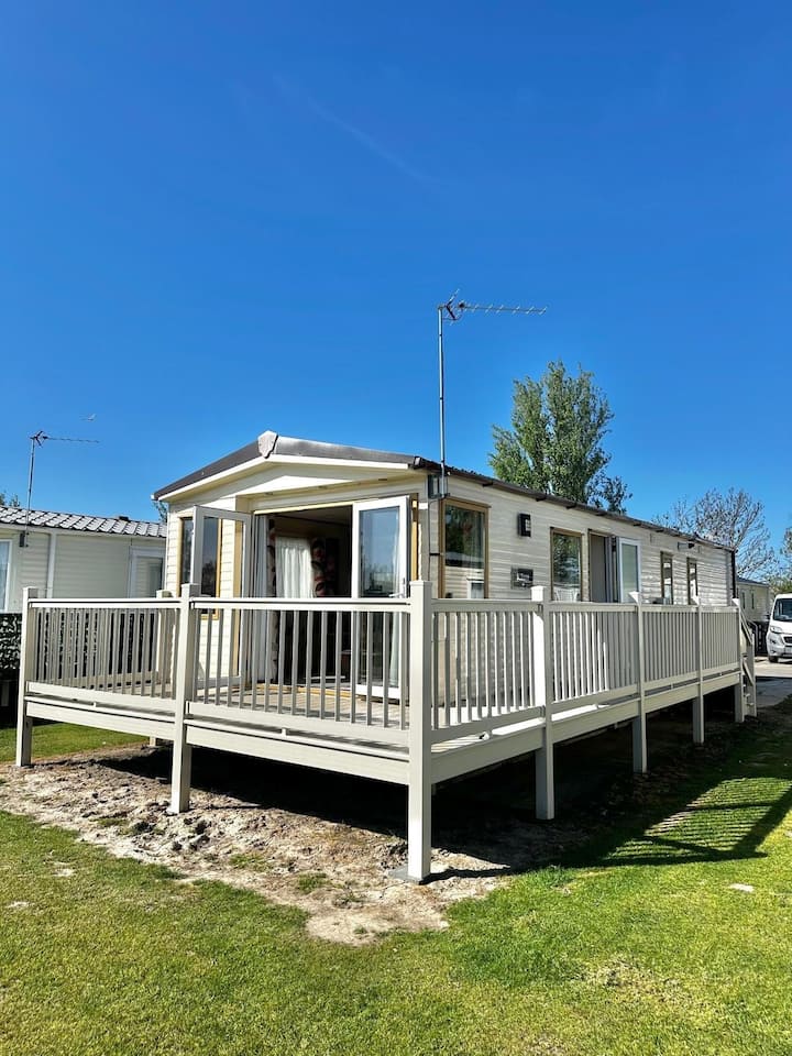 Caravan With Decking In Essex Ref 28026dw - Clacton-on-Sea