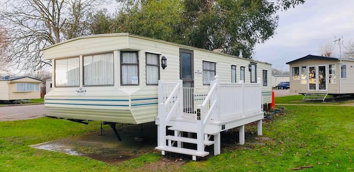 Static Caravan Sleeps 8 With Indoor Pool - Walton-on-the-Naze