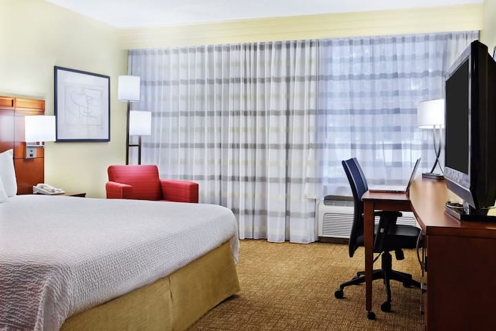Stylish King Room | Pool + Easy Access - Houston, TX