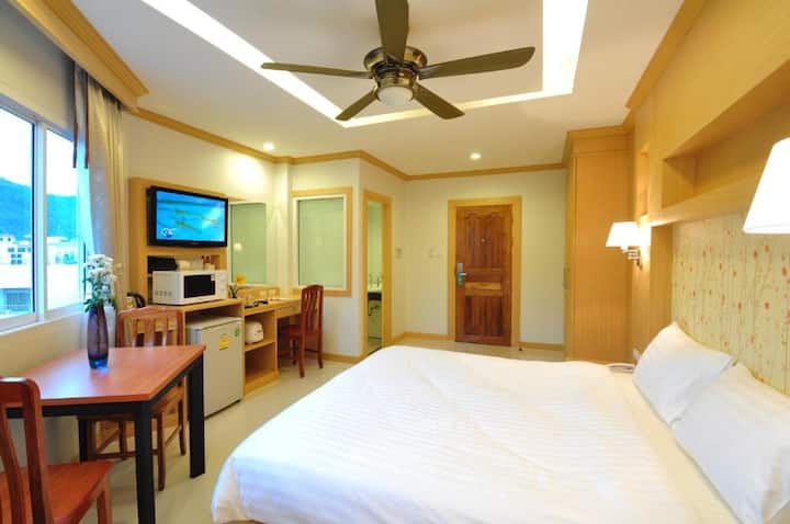 G- Deluxe Room With Window/patong Beach/ Lift&pool - Patong Beach
