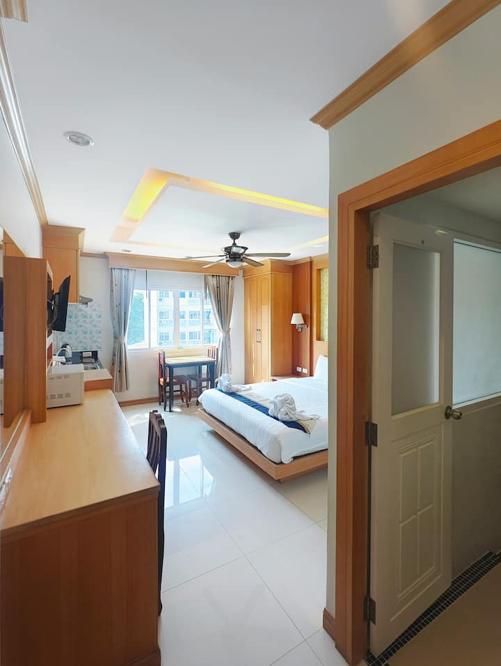F-deluxe Room With Window / Core Area/lift&pool - Patong Beach
