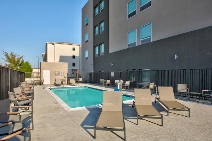 Premier King | La Quinta Dallas | Onsite Pool - Dallas, TX