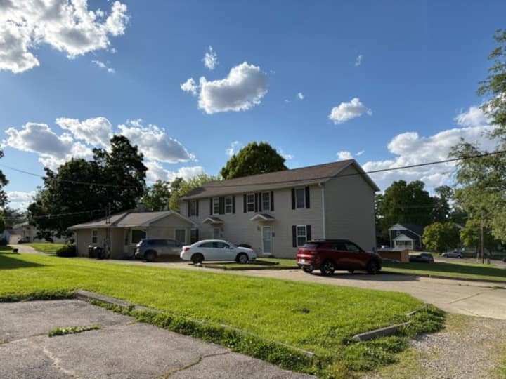 Walk To Restaurants, Bars And Campus! - Hueston Woods State Park, College Corner