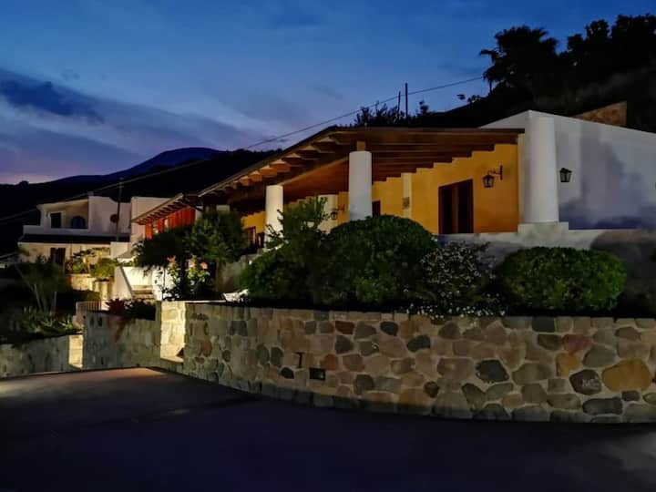 Wohnung 'Ginestra' Mit Terrasse By Interhome - Lipari