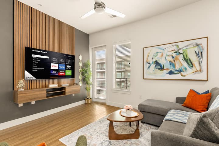 Central Flat: Pool|free Parking|walk To Riverwalk - Lincoln Heights - San Antonio
