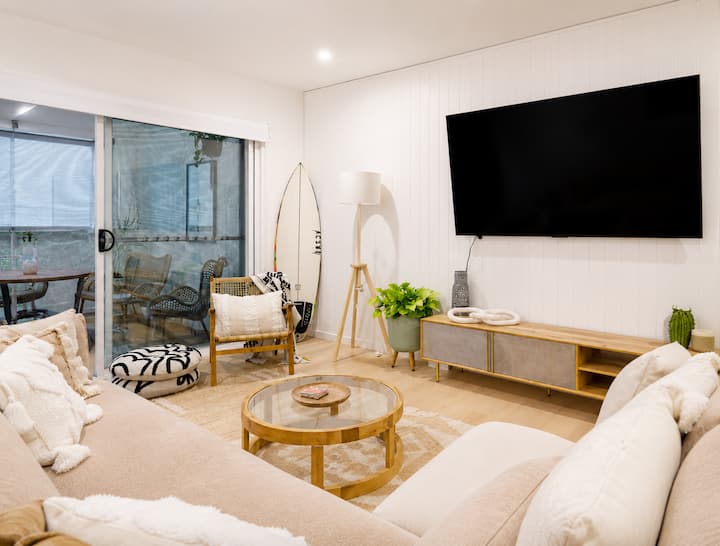 Spacious 4br Near Kings Beach + Parking - Caloundra