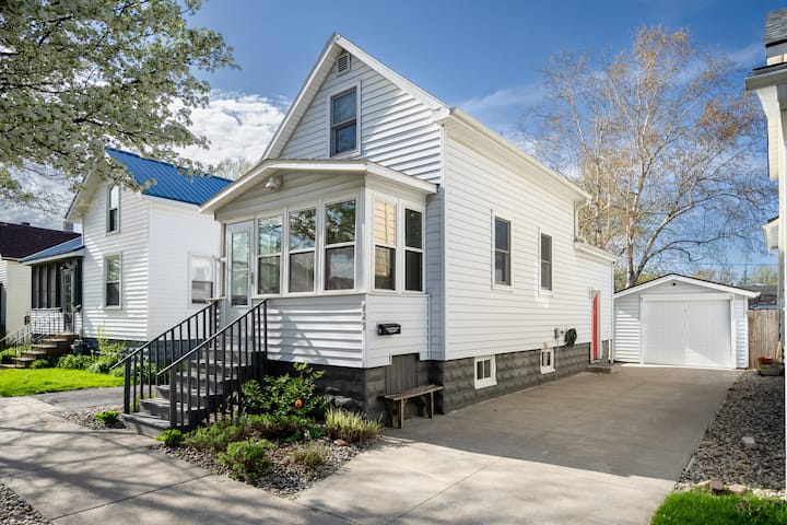 Charming Gh Cottage | Patio | Walk To Beach + Dt - Grand Haven, MI