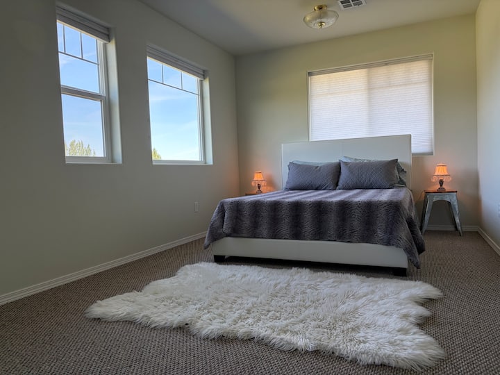 Daffodil Place, Upstairs Private Suite # 2a - Sequim, WA