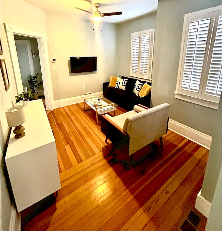 Stylish Middle Unit Near Downtown | Easy Check-in - Colorado Springs, CO