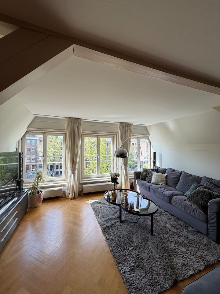 Stylish Canal Side Apartment In Heart Of Amsterdam -