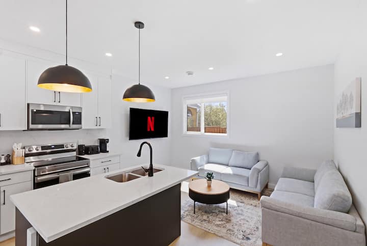 Beautiful 3br Getaway In Trendy Nw Calgary - Calgary