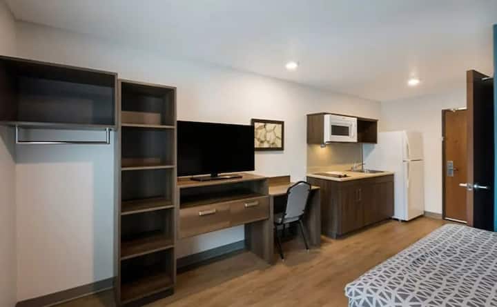 4 Comfortable Suite Near Downtown & Major Highways - Austin, TX