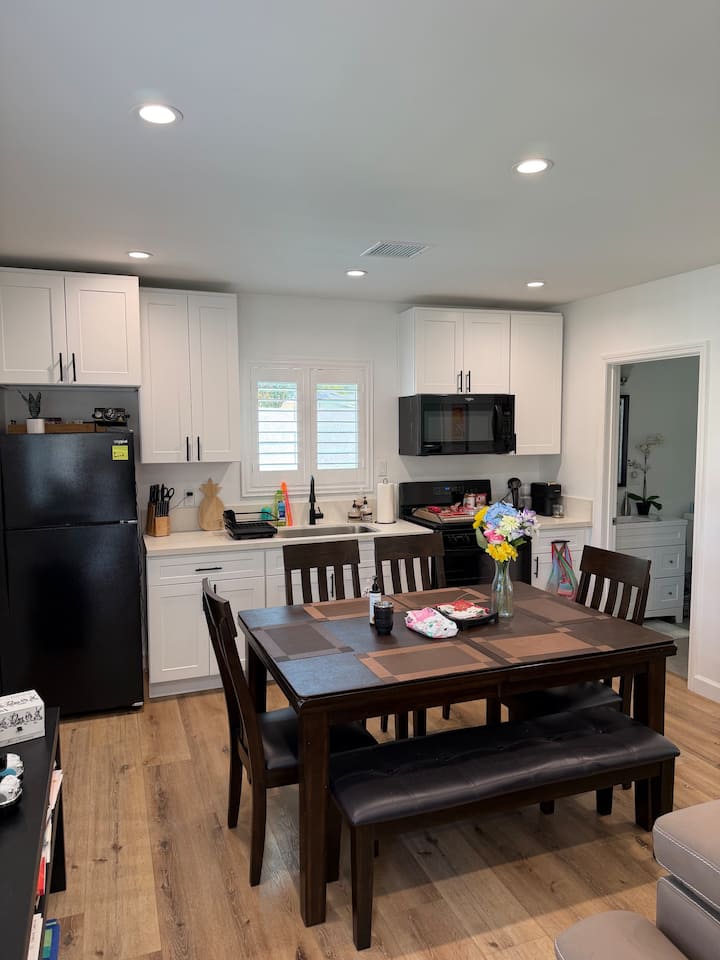 Sweet Burbank Retreat | Your Home Away From Home - Los Angeles, CA