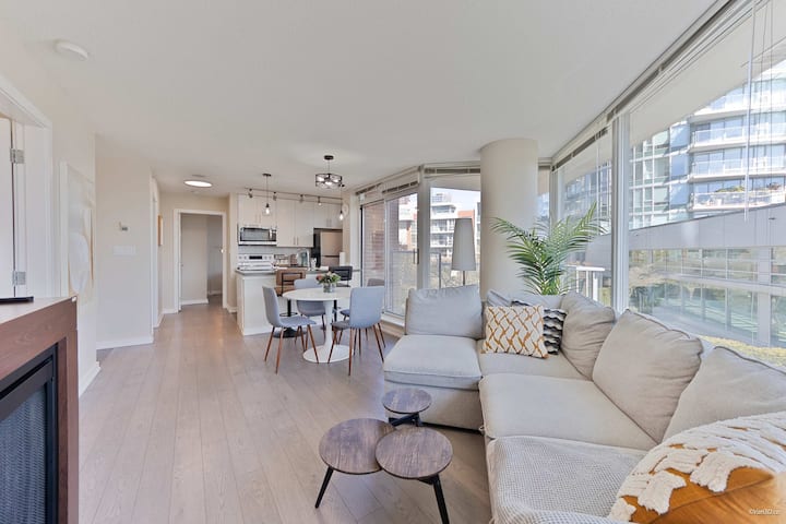 Stylish 2br Den Oasis|near Bc Place|2 Free Parking - Vancouver