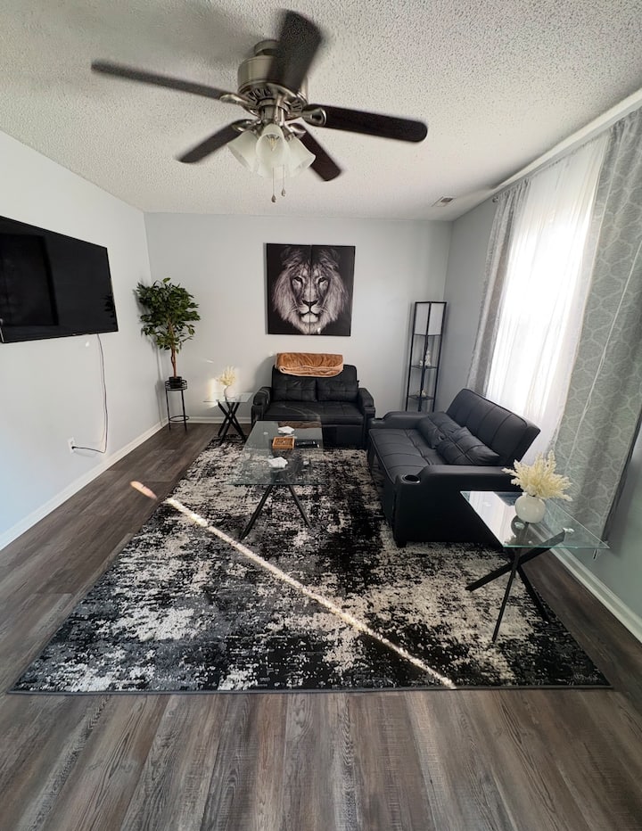 Stylish & Spacious Getaway - Jacksonville, NC