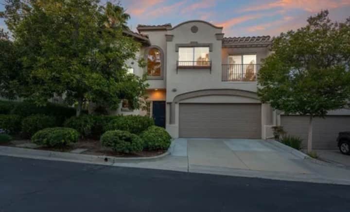 Townhome In Thousand Oaks - Camarillo, CA