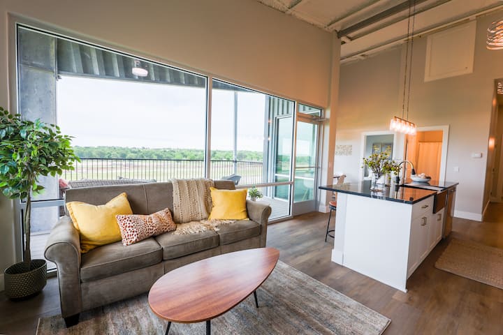 #1 Airplane Hanger/apartment 2 Bedrooms 2 Baths. - Salado, TX