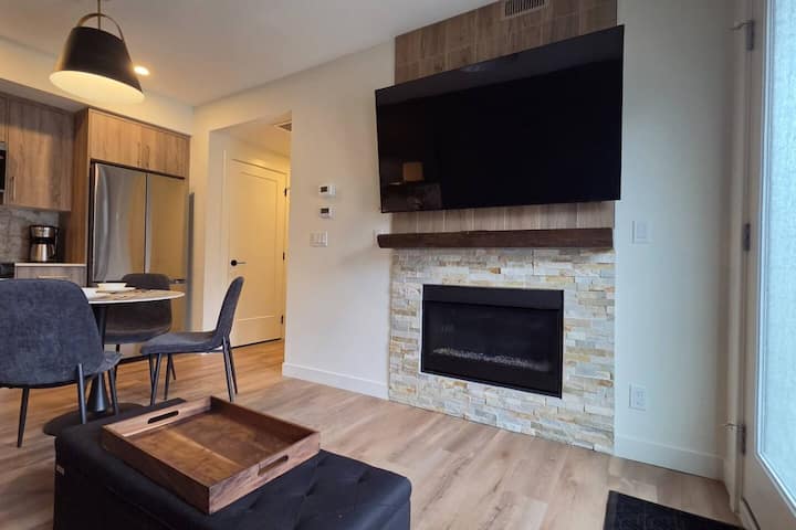 Modern Alpine 1 Bedroom, Rooftop Hot Tub, Sleeps 4 - Canmore