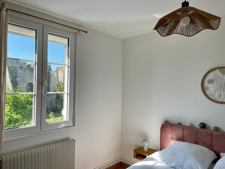 La Suite Jeanne • Vue Tour Jeanne D’arc - ibis Compiegne