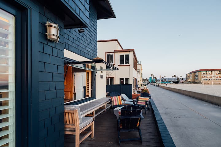 Oceanfront 4 Bedroom Designer-renovated W/ Parking - Hermosa Beach, CA