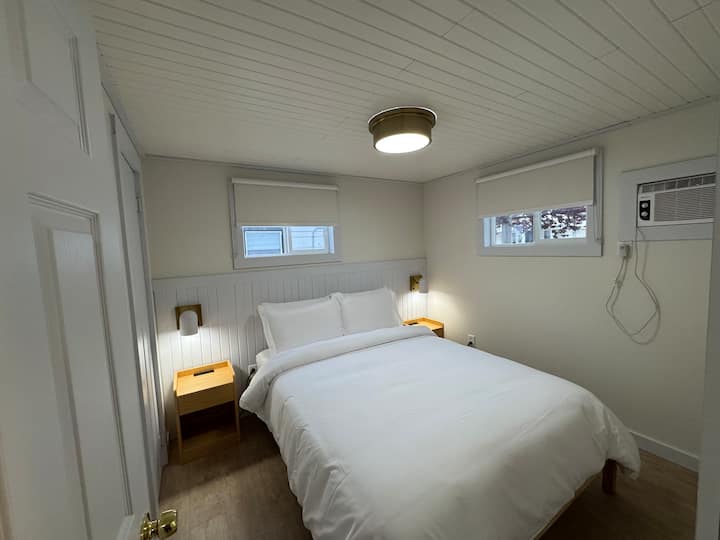 Holiday Cottage - (Hc) - Geneva-on-the-Lake, OH