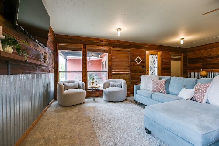 Little Lodge Village • Sleeps 15 • 7 Bed/3.5 Bath - San Angelo, TX