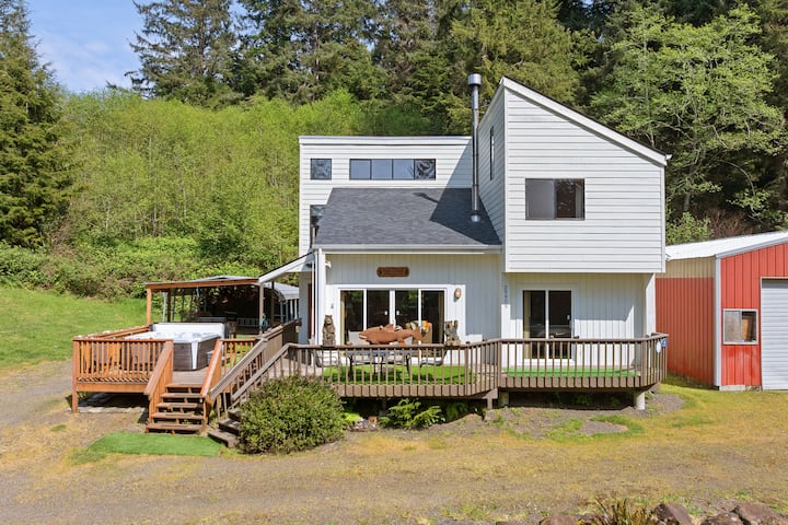 Wooded Rockaway Home With Hot Tub Near River - Oswald West State Park, Arch Cape