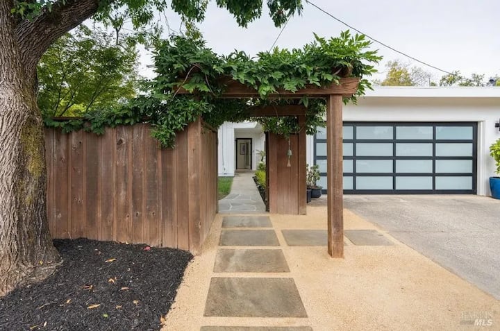 Sunny Garden Oasis In Mill Valley - San Anselmo, CA