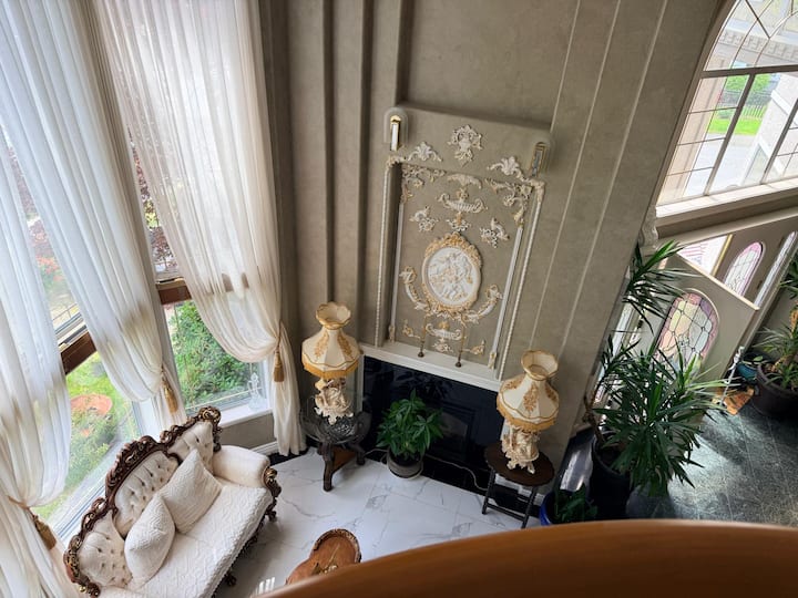 Main Bedroom In Beautiful Coquitlam Home - Coquitlam