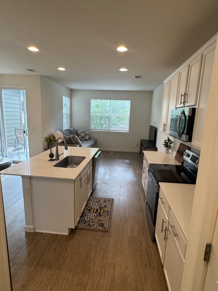 Close To Downtown Retreat - Thornton, CO