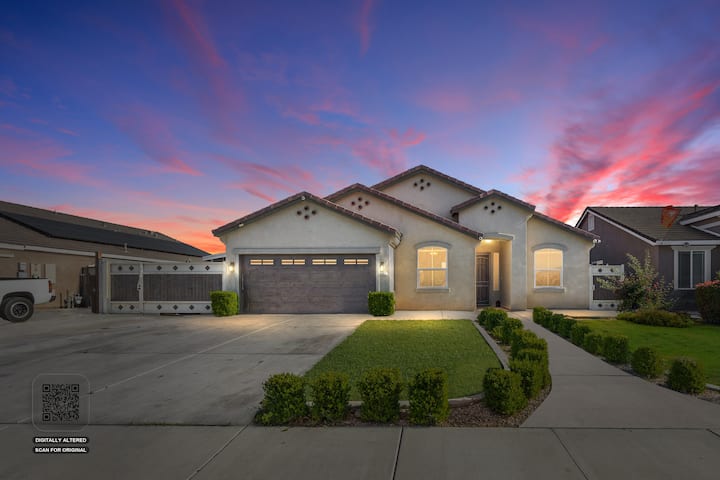 Spacious Group Stay W/ Dual Kitchens - Bakersfield, CA