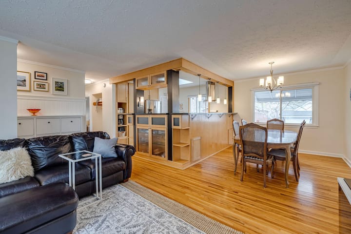 King Bed, 75 Min Banff, Ac, Backyard Chickens - Calgary