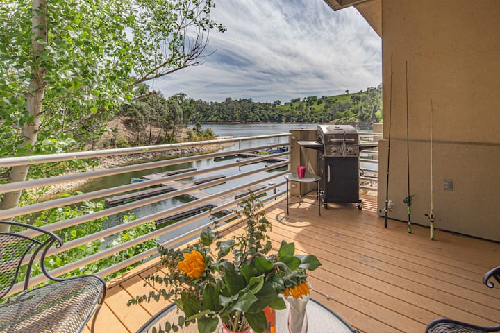 Waterfront Lake Tulloch Townhome Steps From Marina - Copperopolis, CA
