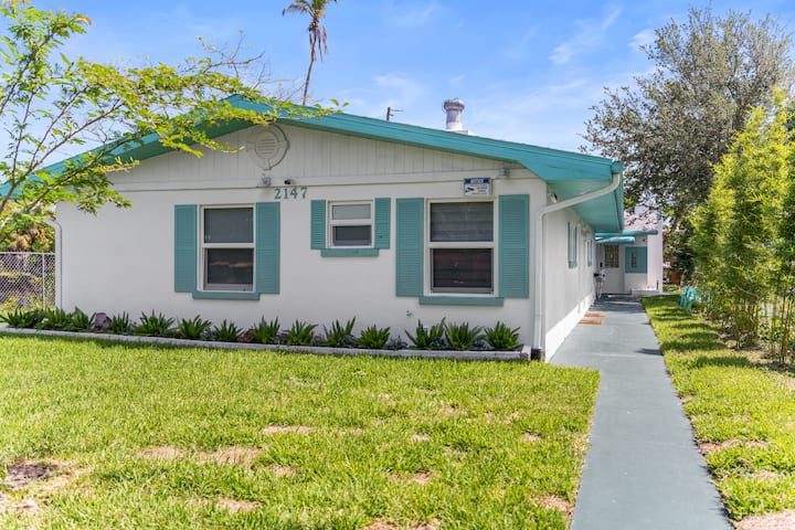 Prime Naples Triplex: Sleeps 16 Near 5th S & Beach - Naples, FL