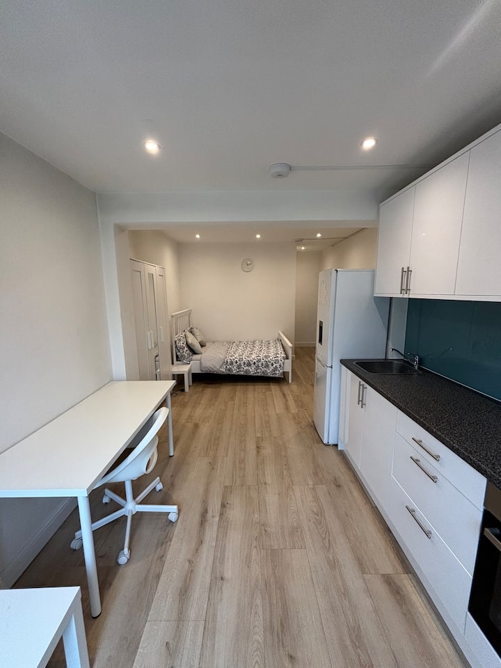 Stylish Studio With Private Bathroom & Kitchen - London