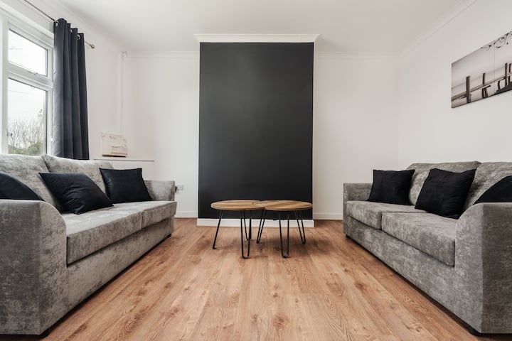 Bolton Home | Hospital & Town | Parking | Sleeps 5 - Bolton