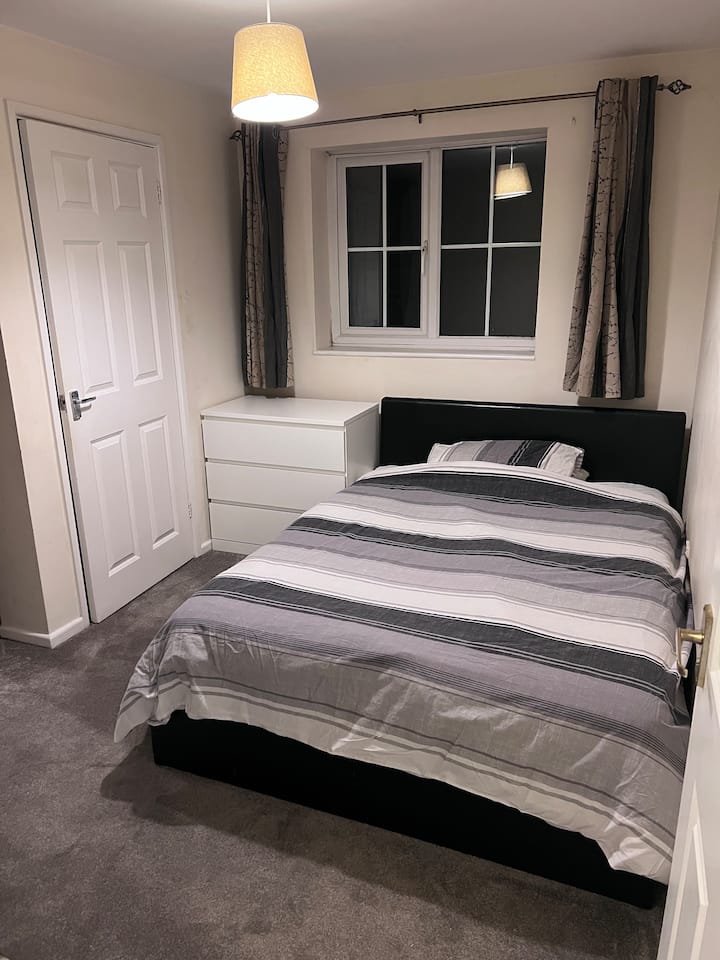 Peaceful 1 Bedroom Ensuite Home - Stevenage