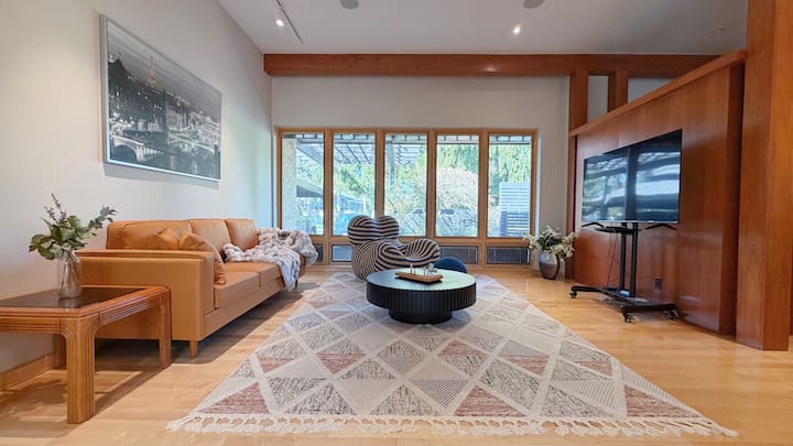 Luxury 4br Designer Retreat With Heated Wave Pool - Toronto