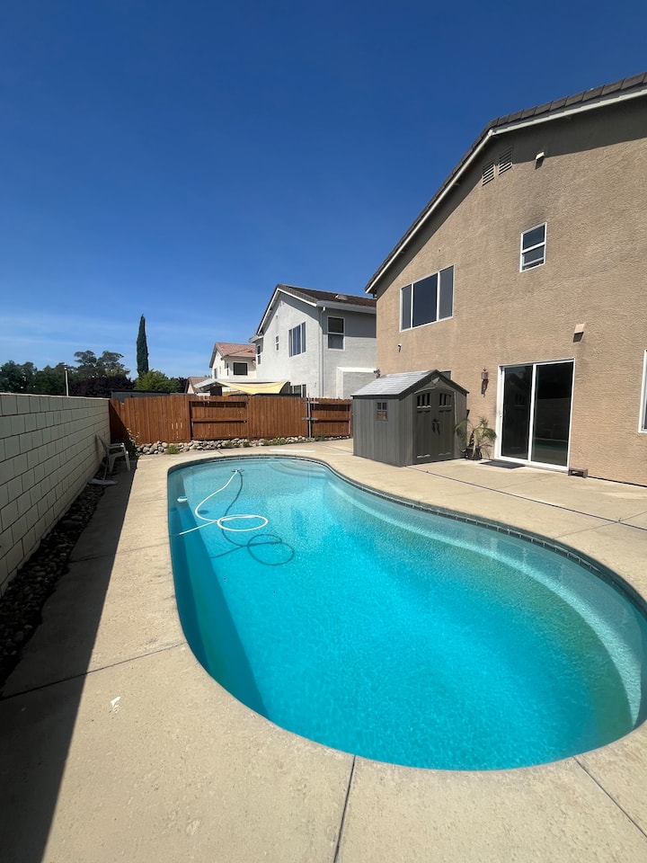 Spacious Pool Retreat-near Midtown Sacramento - Elk Grove, CA