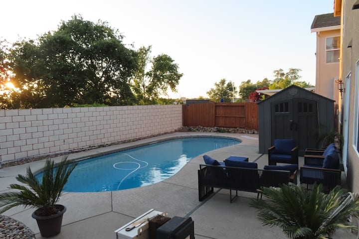 The Blue Palms Retreat - Private Pool Getaway - Elk Grove, CA