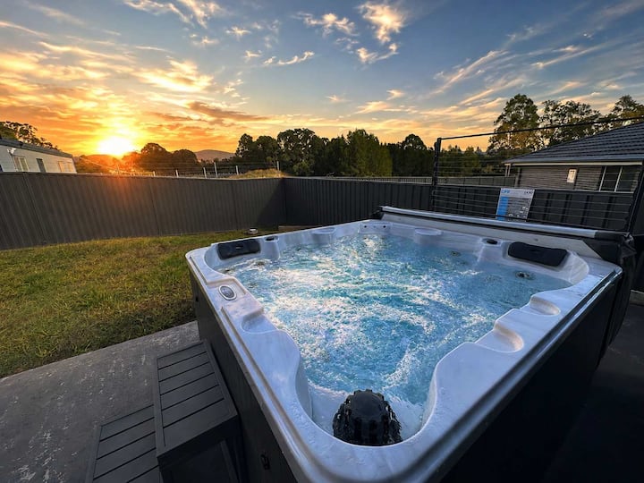 Hunter Hideaway | Spa & Games Room - Cessnock