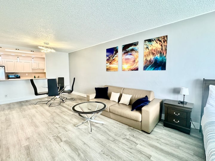 Relaxing Ocean Retreat With Balcony - North Miami, FL
