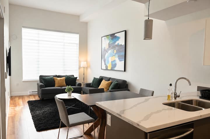 Spacious Modern Condo W/ High Ceilings & Patio - Port Moody