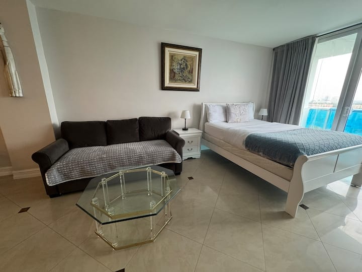 Stylish Beach Getaway In Sunny Isles - Sunny Isles Beach